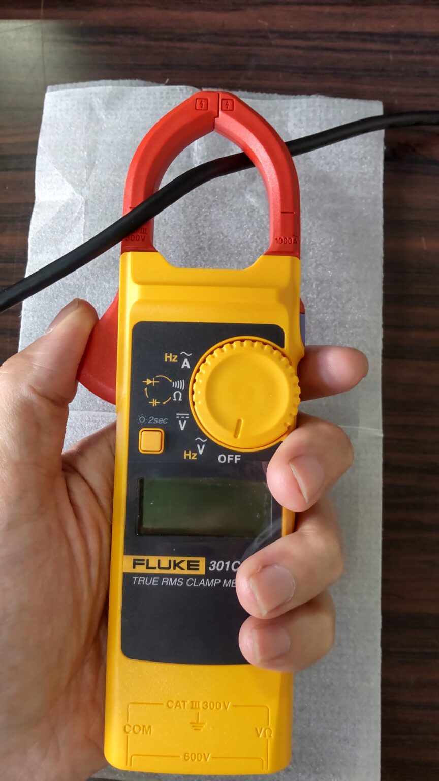 FLUKE(フルーク)-301C/APC クランプ・メーターを試してみた | しまんとパソコンサポート